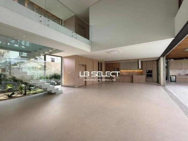 Casa de alto padrão à venda – 5 suítes, piscina aquecida e elevador Condomínio Jardim Versailles