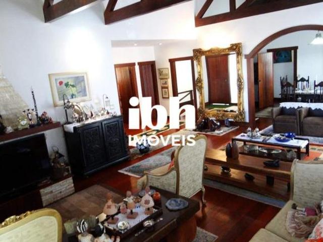 CASA DE ALTO PADRÃO À VENDA – 600 m² | 7 QUARTOS | 5 SUÍTES | 7 BANHEIROS | 3 VARANDAS | 5 VAGAS – B