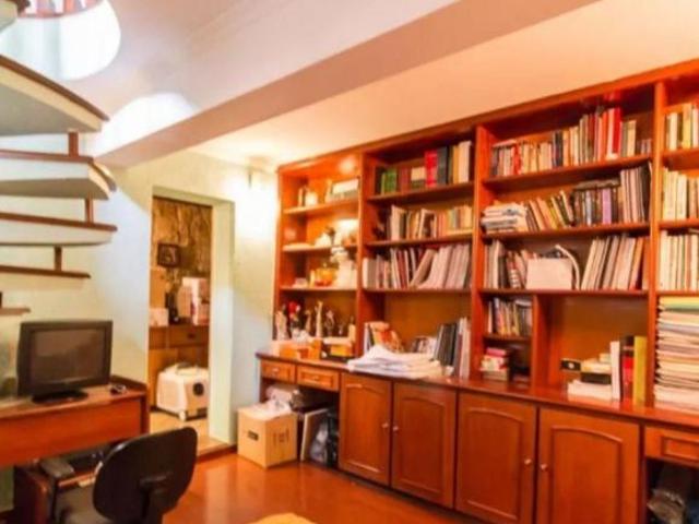 Casa de Alto Padrão à Venda com Piscina, hidro e jardim Próxima ao centro de