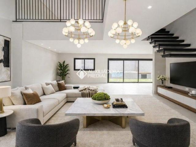 Casa de Alto Padrão à venda com 4 suítes e piscina ao lado do parque Barigui