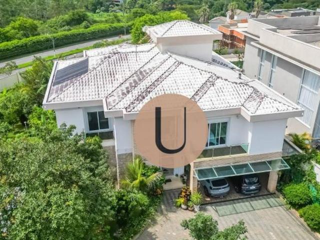 Casa de Alto Padrão à venda com 4 suítes, 559m² construídos em terreno de 697 m² na Granja Viana – R