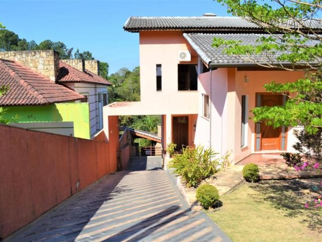 CASA DE ALTO PADRÃO À VENDA – CONDOMÍNIO ARUJAZINHO III | ARUJÁ