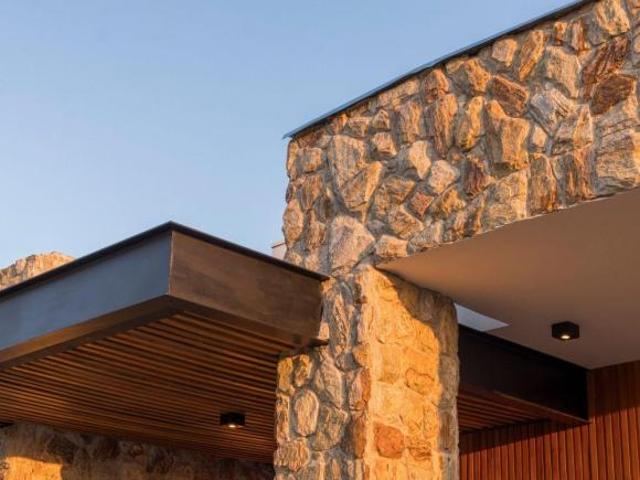 Casa de alto padrão à venda, de 185 m², mobiliada, com piscina e suítes, em condomínio fechado