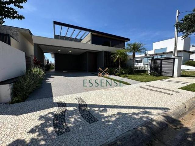 Casa de Alto Padrão à Venda de 180 m² no Condomínio Granja Anita no Jardim São Pedro em Mogi das Cru