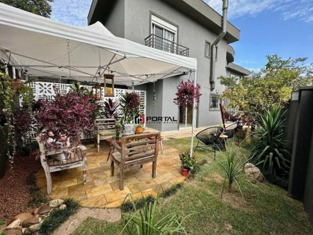 Casa de alto padrão à venda em condomínio exclusivo na Granja Viana