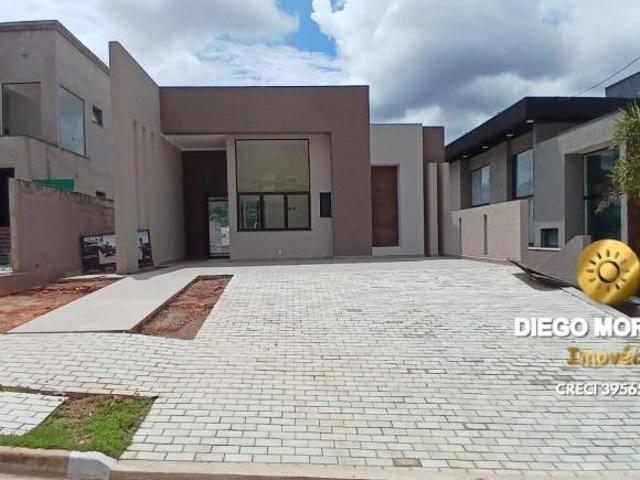 Casa de alto padrão à venda em condomínio fechado em Atibaia