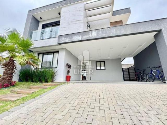 Casa de Alto Padrão à Venda em Condomínio Fechado