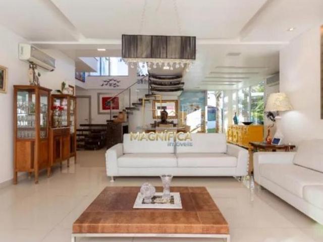 Casa de Alto Padrão à Venda em Condomínio Fechado