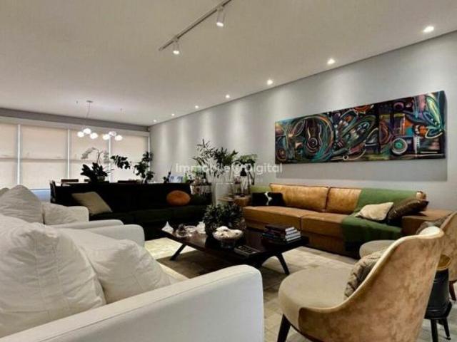 Casa de Alto Padrão à Venda em Condomínio Fechado? 4 Suítes, 5 Vagas Brooklin