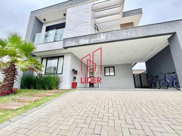 Casa de Alto Padrão à Venda em Condomínio Fechado