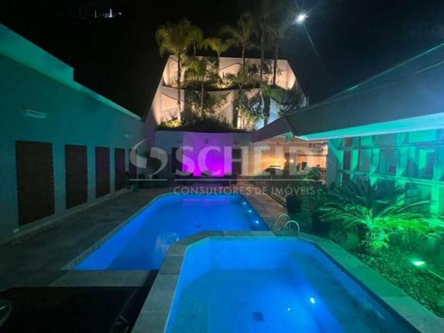 Casa de alto padrão à venda no Cond. Swiss Park com 4 suítes, 5 vagas de garagem, piscina aquecida