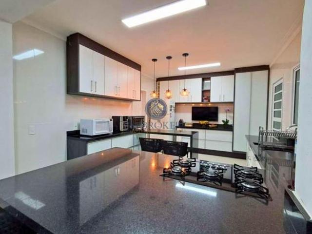 Casa de alto padrão à venda no condomínio Vila Verde, Itapevi, 3 suítes, 4 vagas e 379m² de área