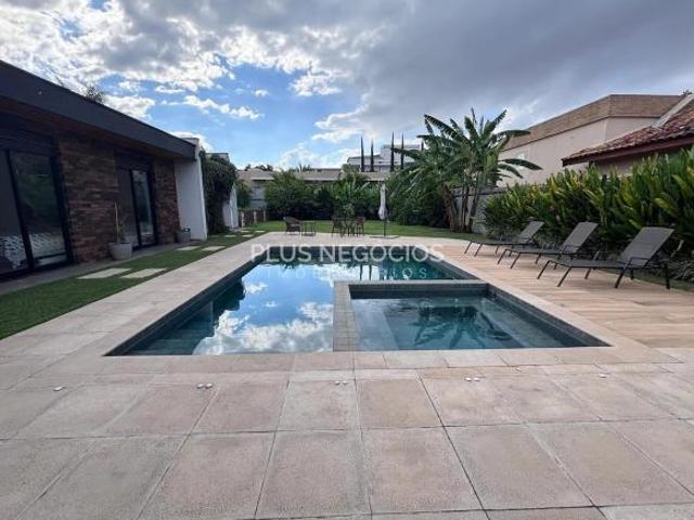 Casa de alto padrão à venda no Condomínio Fazenda Imperial 4 suítes, área gourmet e piscina em terr