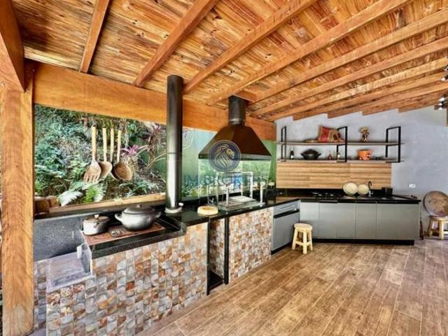 Casa de alto padrão à venda no condomínio Fazendinha, Granja Viana, 4 quartos, 3 suítes, 3 vagas e 4
