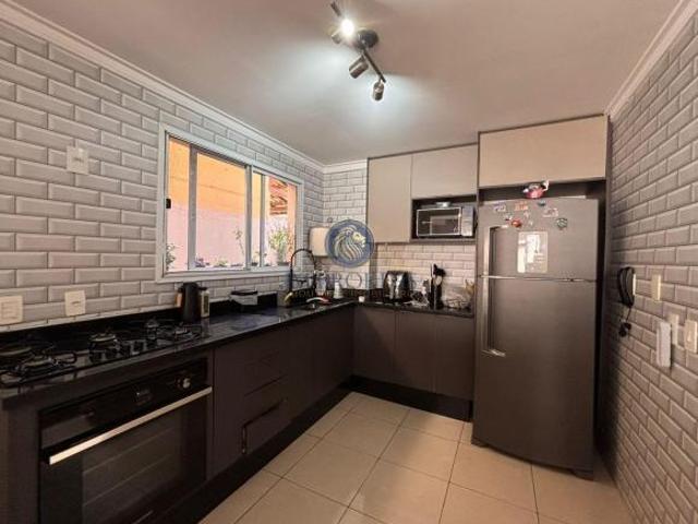 Casa de alto padrão à venda no condomínio Granja 26, Granja Viana, 3 suítes, 4 vagas e 173m² de área