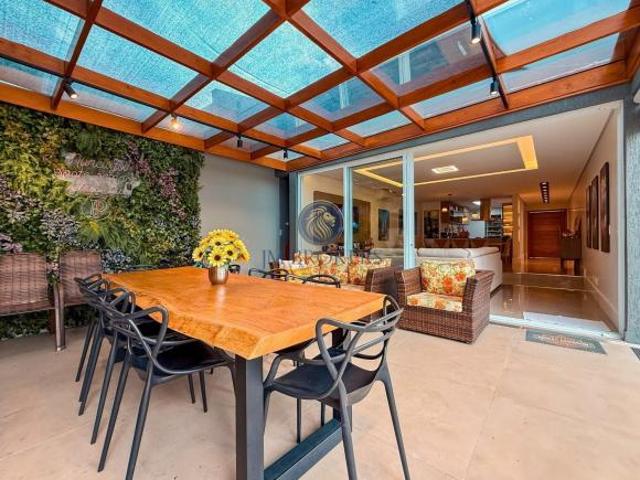 Casa de alto padrão à venda no condomínio São Paulo II, Granja Viana, 3 suítes, 4 vagas e 225m² de á