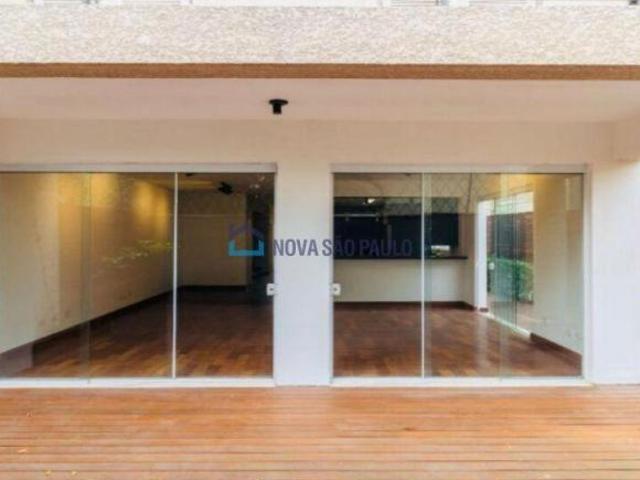 Casa de alto padrão à venda no Morumbi com 3 quartos