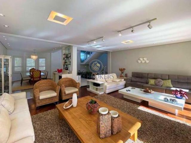 Casa de alto padrão à venda no miolo da Granja Viana, 5 suítes, 5 vagas e 610m² de área