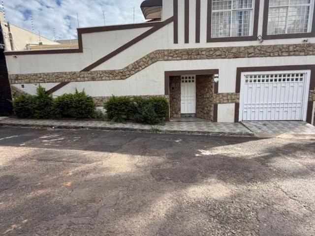 Casa de alto padrão à venda no Parque Castelo