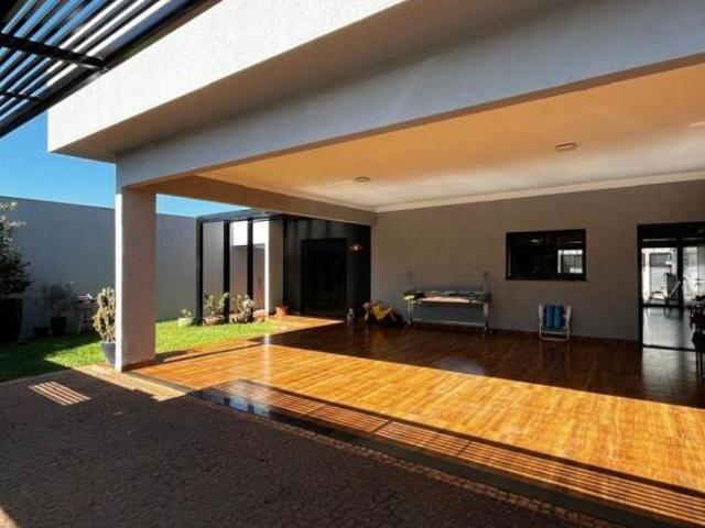 Casa de alto padrão à venda no Residencial Laranjeiras| 221 m², 4 quartos, piscina com hidromassagem