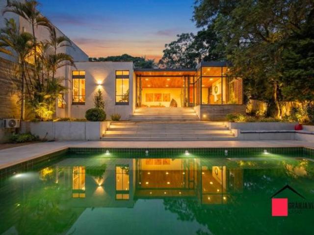 Casa de Alto Padrão à Venda na Granja Viana | 4 Suítes | 700 m² | Ao Lado do Shopping Granja Viana