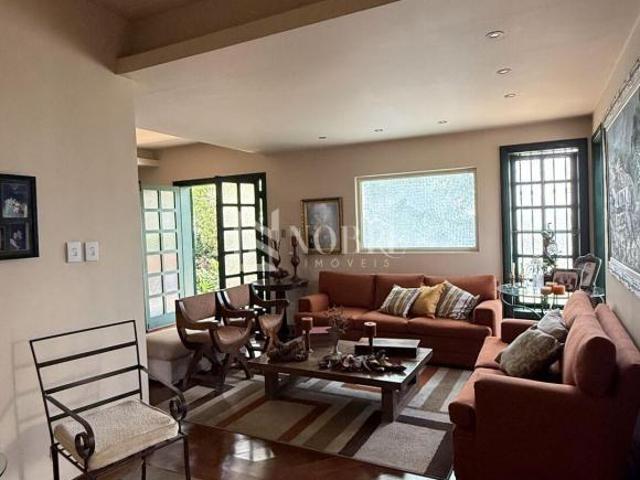 Casa de Alto Padrão com 450 m², 4 Quartos, Escritório e 5 Vagas