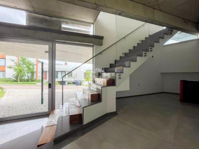 Casa de alto padrão, com 4 dormitórios, sendo 4 suítes, no condomínio AlphaVille em Porto Alegre
