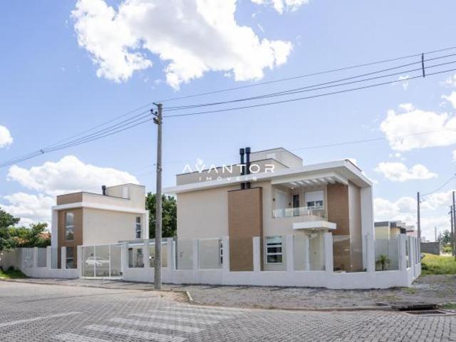 Casa de alto padrão com 4 dormitórios, 1 suíte, no bairro Camobi em Santa Maria
