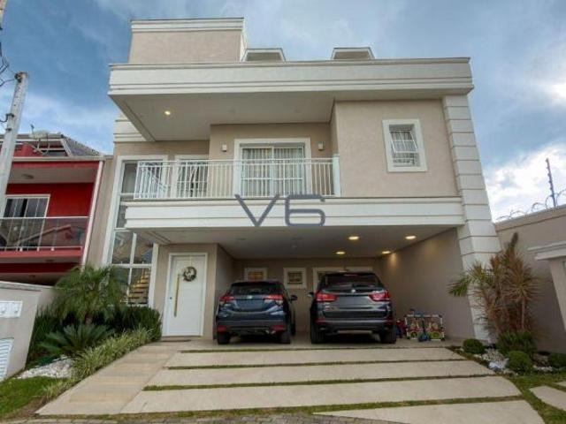 Casa de Alto Padrão com 4 Quartos, 2 Suítes e Elevador Privativo em Condomínio Fechado