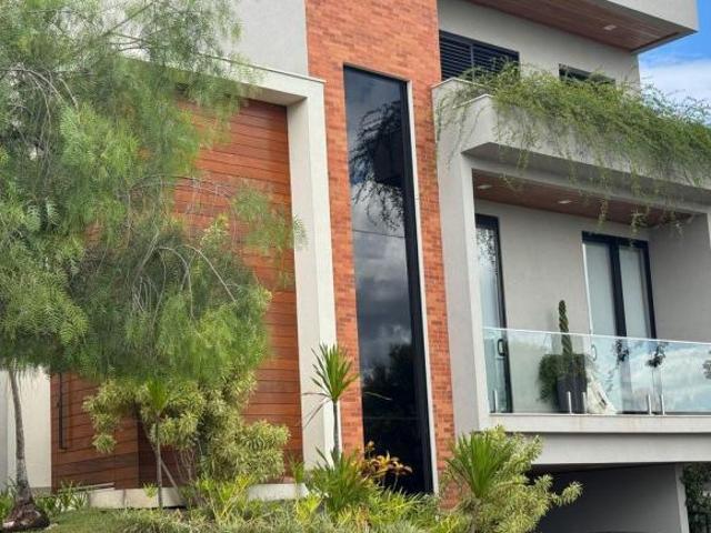 Casa de Alto Padrão com 4 Quartos e Infraestrutura Completa no Cyrela