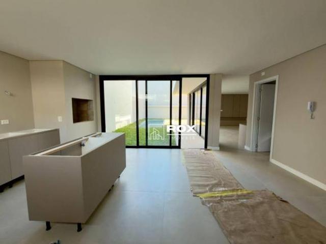 Casa de alto padrão com 4 quartos, sendo 3 suítes à venda, 261 m² por R$ 2.800.000 Santo Inácio