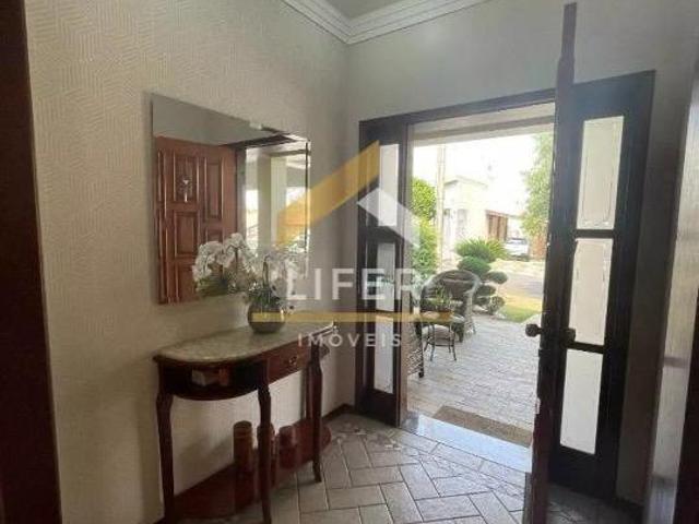 Casa de Alto Padrão com 4 Quartos, Piscina e Área Gourmet em Condomínio Fechado