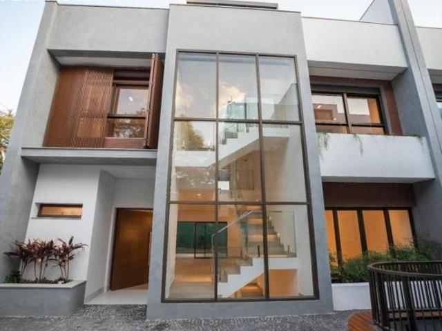Casa de alto Padrão com 4 suítes 4 vagas a venda na Chácara Flora