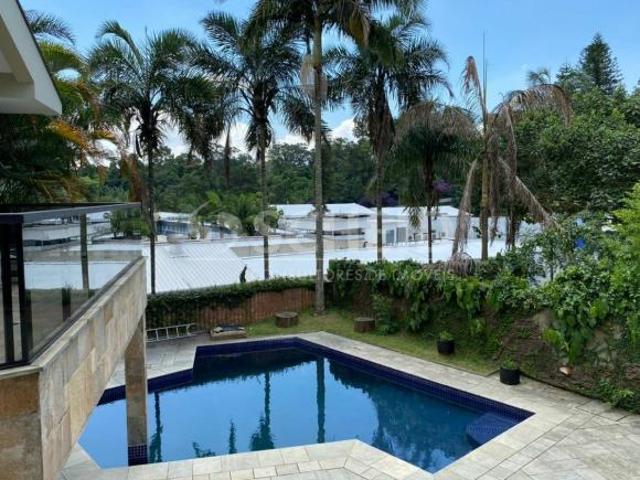 CASA DE ALTO PADRÃO COM 4 SUITES, 6 VAGAS