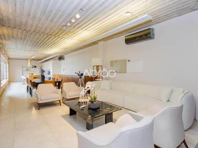 Casa de Alto Padrão com 4 Suítes à Venda no Paysag