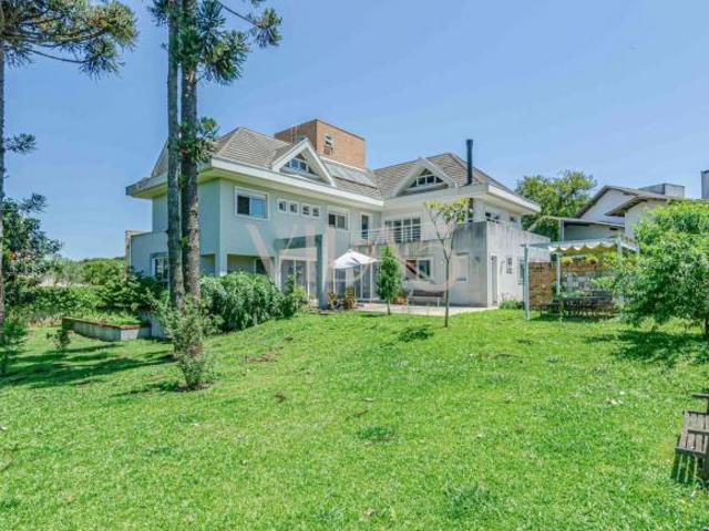 Casa de Alto Padrão com 4 Suítes e Amplo Quintal