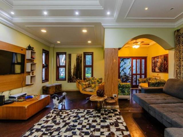 Casa de Alto Padrão com 4 Suítes e Espaço Gourmet no Horto Florestal