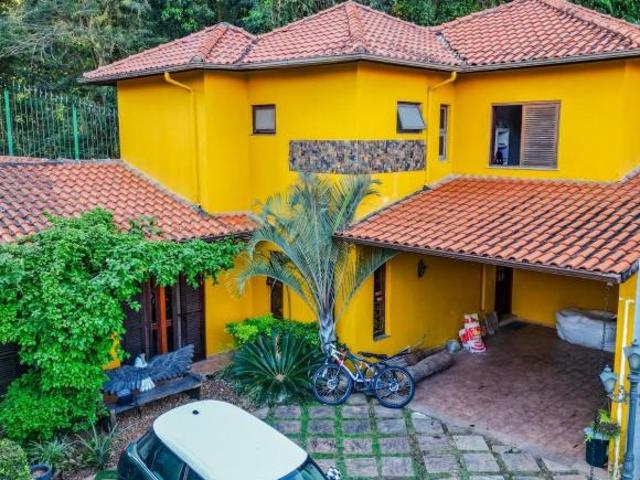 Casa de Alto Padrão com 4 Suítes e Espaço Gourmet no Horto Florestal