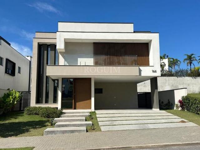 Casa de alto padrão com 4 suítes e piscina no Alphaville II