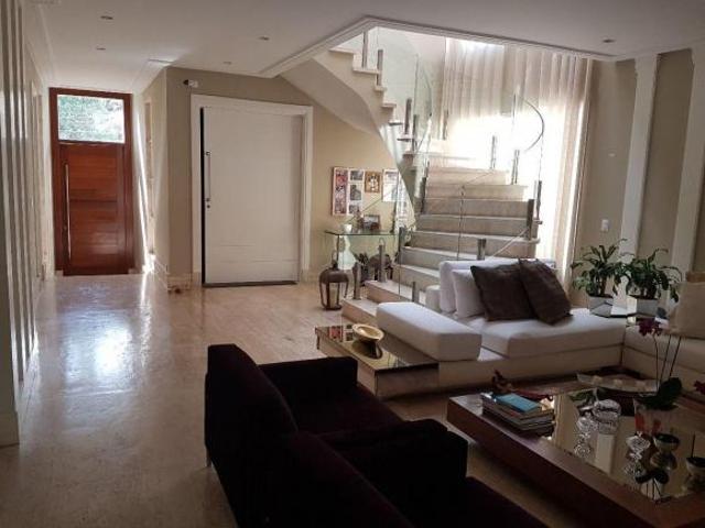 Casa de Alto Padrão com 4 Suítes e 650 m² no Residencial 18 do Forte