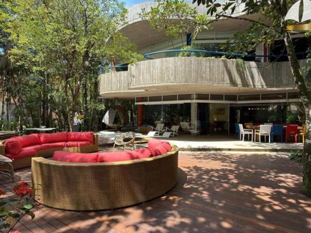 Casa de Alto Padrão com 4 Suítes, Hidromassagem e Ofurô