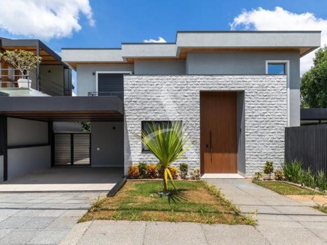 Casa de Alto Padrão com 4 Suítes no Condomínio Palmeiras da Hípica