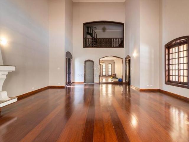 Casa de alto padrão com 4 suítes para locação em Alphaville