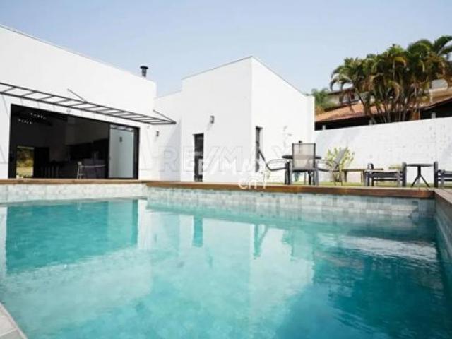 Casa de Alto Padrão com 4 Suítes, Piscina Aquecida e Garagem para 9 Carros em Condomínio de Itupeva/