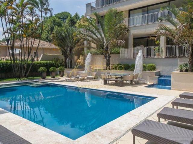 Casa de Alto Padrão com 4 Suítes, Piscina e 9 vagas alugado