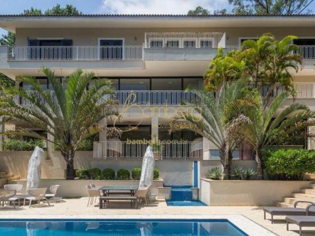 Casa de Alto Padrão com 4 Suítes, Piscina e 9 vagas alugado