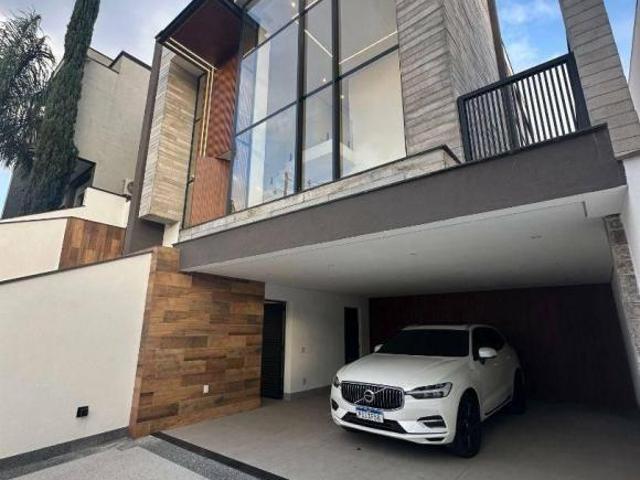 Casa de alto padrão com 4 suítes, piscina e área gourmet integrada