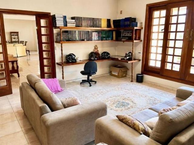 Casa de alto padrão com 4 suítes, sendo 1 master com piscina e campo de futebol Condomínio Chácar