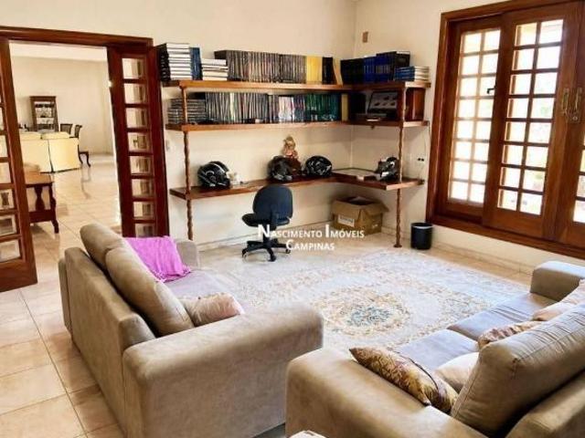 Casa de alto padrão com 4 suítes, sendo 1 master com piscina e campo de futebol Condomínio Chácar