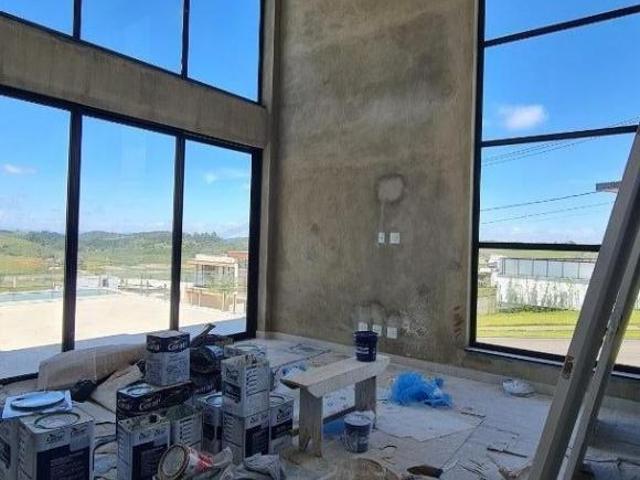 Casa de Alto Padrão com 4 suítes/espaço gourmet/piscina/4 vagas, e clube com lazer completo